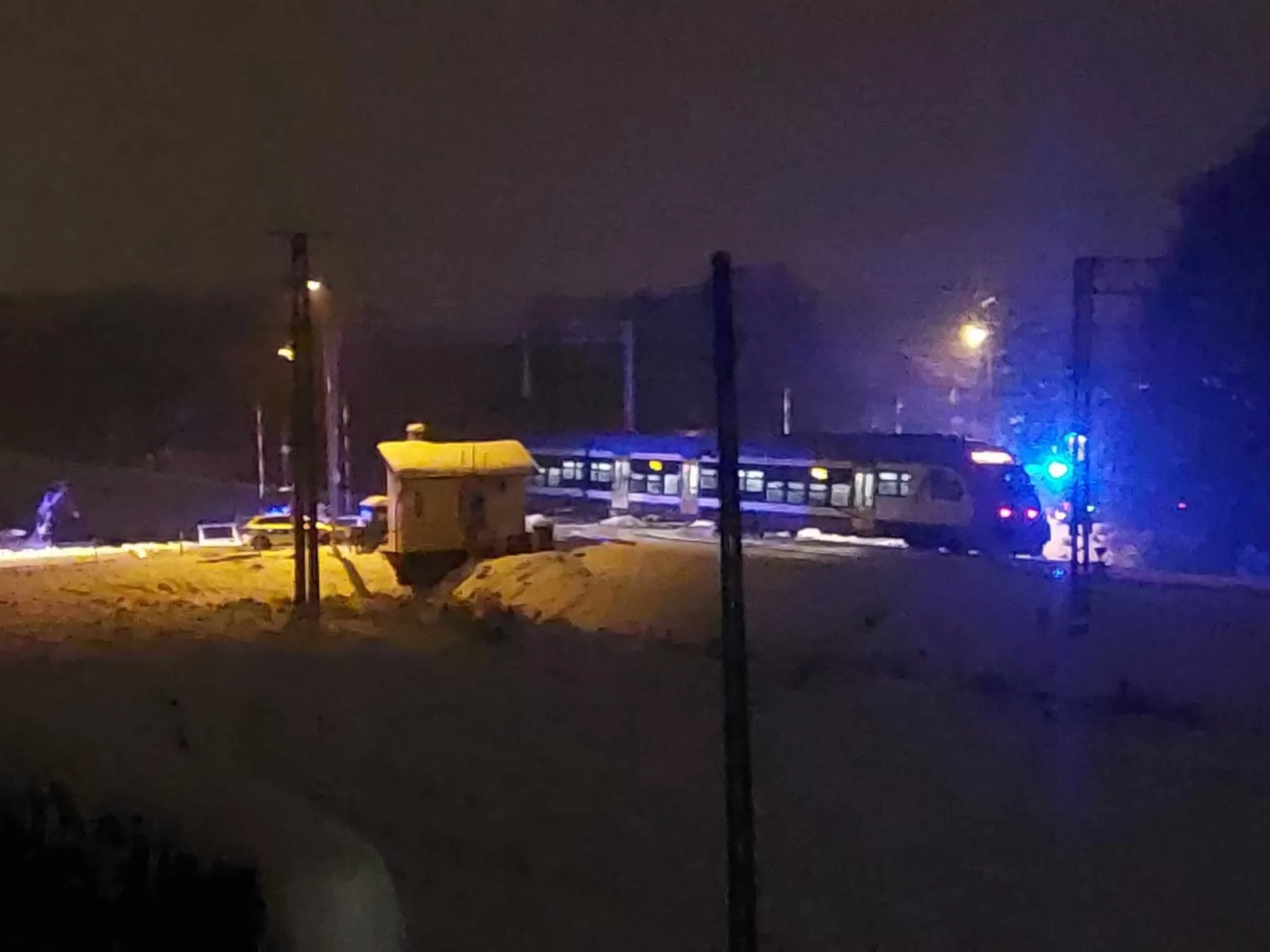 czecho.pl: Zderzenie osobówki z pociągiem na przejeździe kolejowym ... czecho.pl: Zderzenie osobówki z pociągiem na przejeździe kolejowym ...